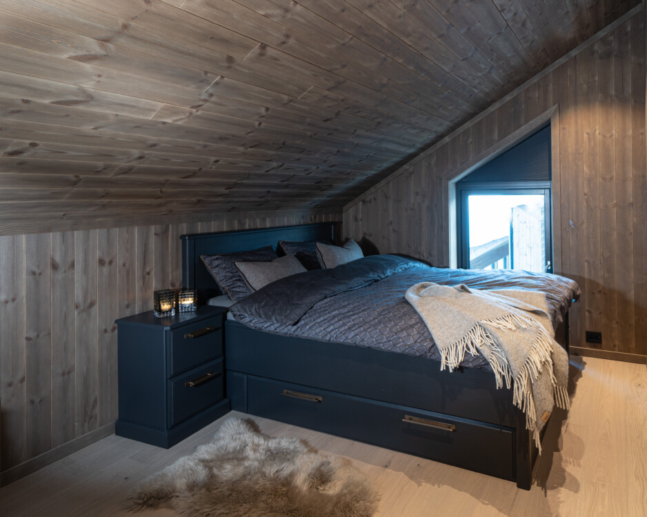 Elvegård seng med lav fotgavel. - kvande & nordvik